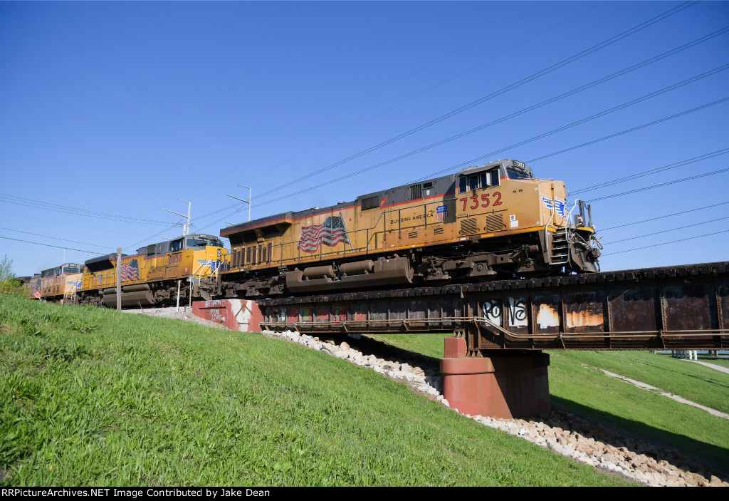 UP 7352 on the Trinity River Bridge